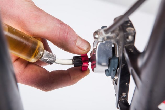 How to bleed Avid or SRAM brakes with Bleeding Edge - MBR