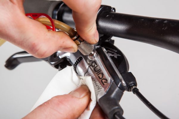 How to bleed Avid or SRAM brakes with Bleeding Edge - MBR