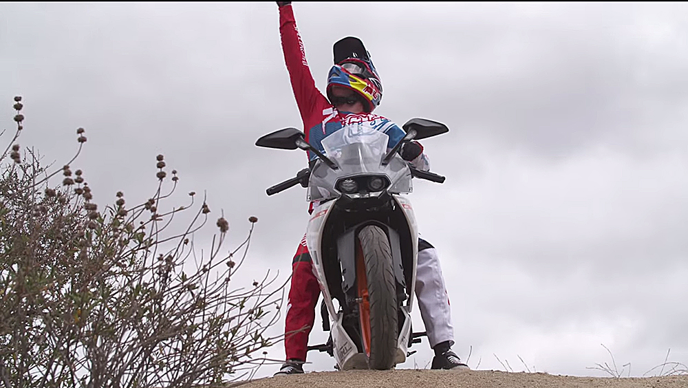 Aaron Gwin races downhill on a motorbike (VIDEO) - MBR