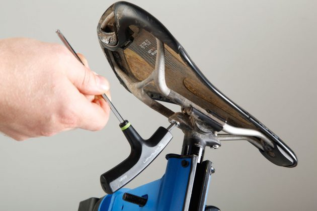 How to inflate your RockShox Reverb Stealth - MBR