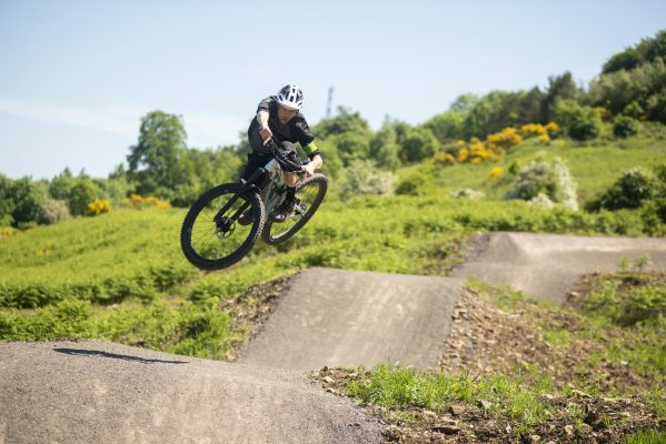 How to jump a mountain bike - MBR