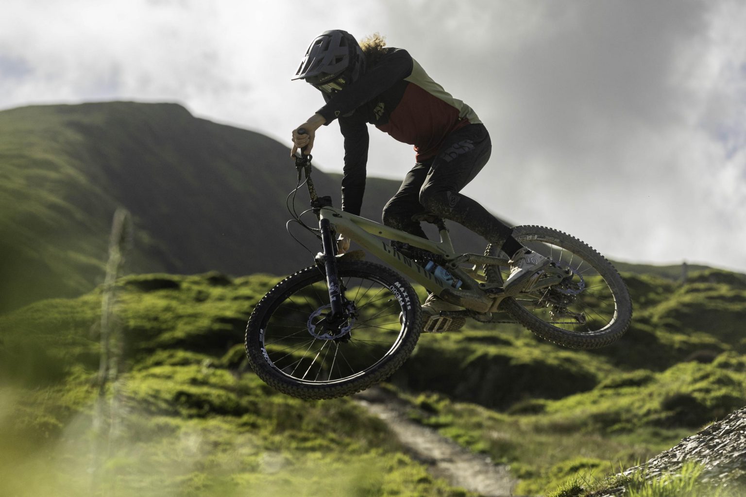 Canyon Torque CF8 review: smooth in the rough, playful on flow - MBR