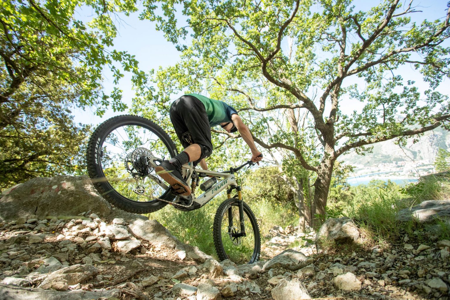 All-new Pivot Shuttle AM - a mid travel, Bosch powered electric ...