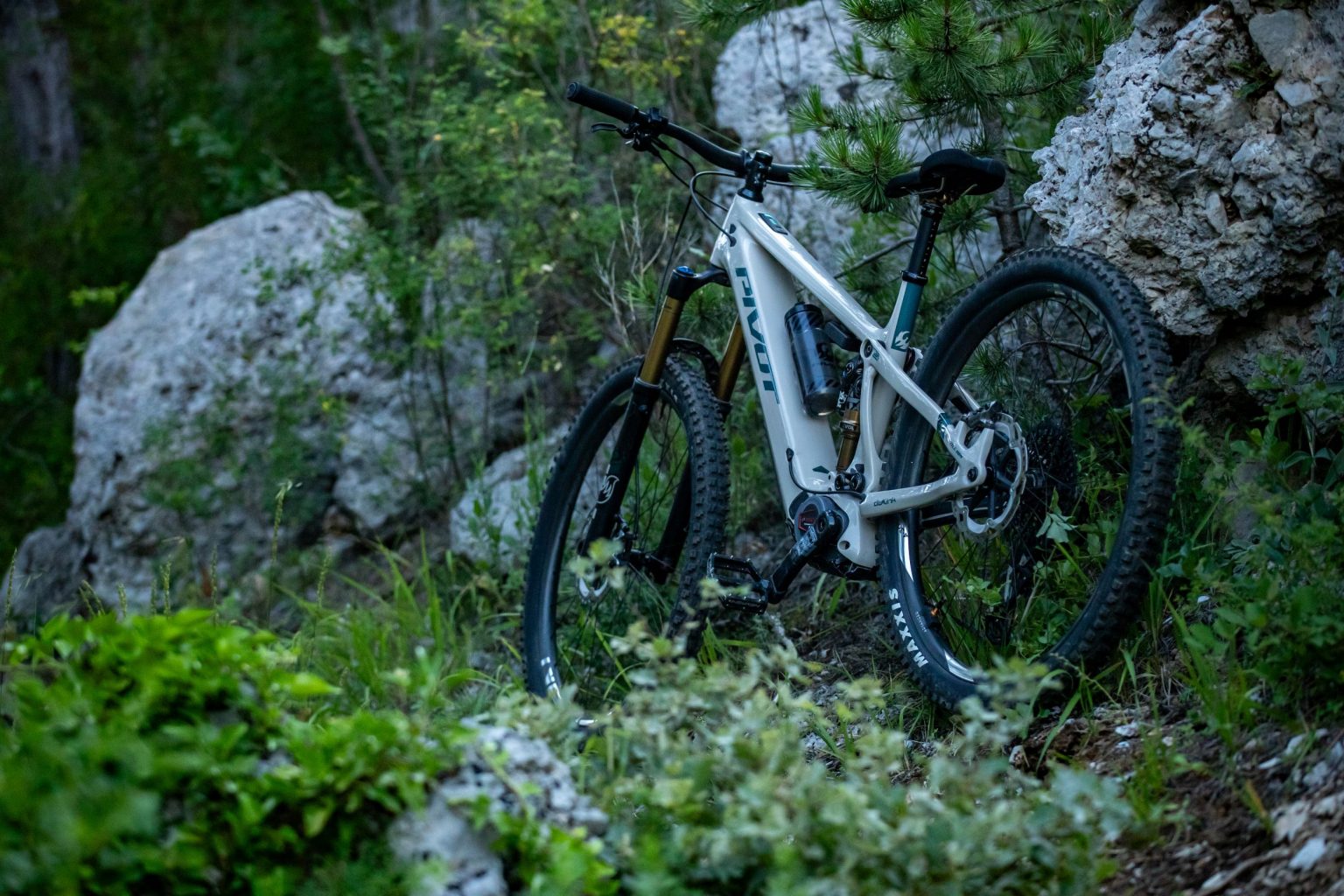 All-new Pivot Shuttle AM - a mid travel, Bosch powered electric ...