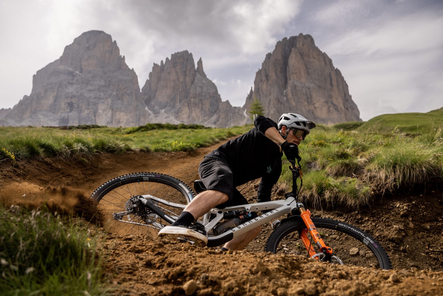 COMMENCAL’s new Meta V5 bikes are purpose built for the terrain - MBR