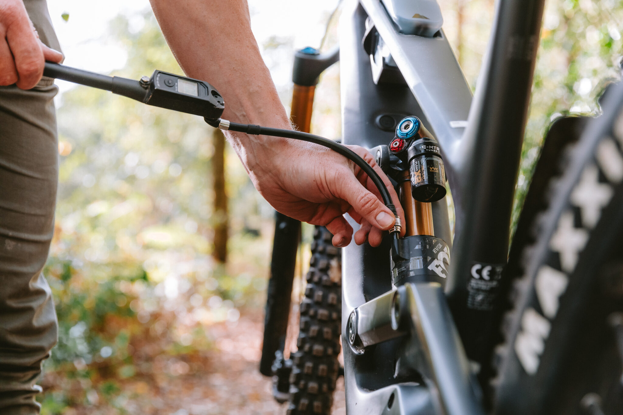 Best mountain bike shock pumps, digital and analogue: get your ...