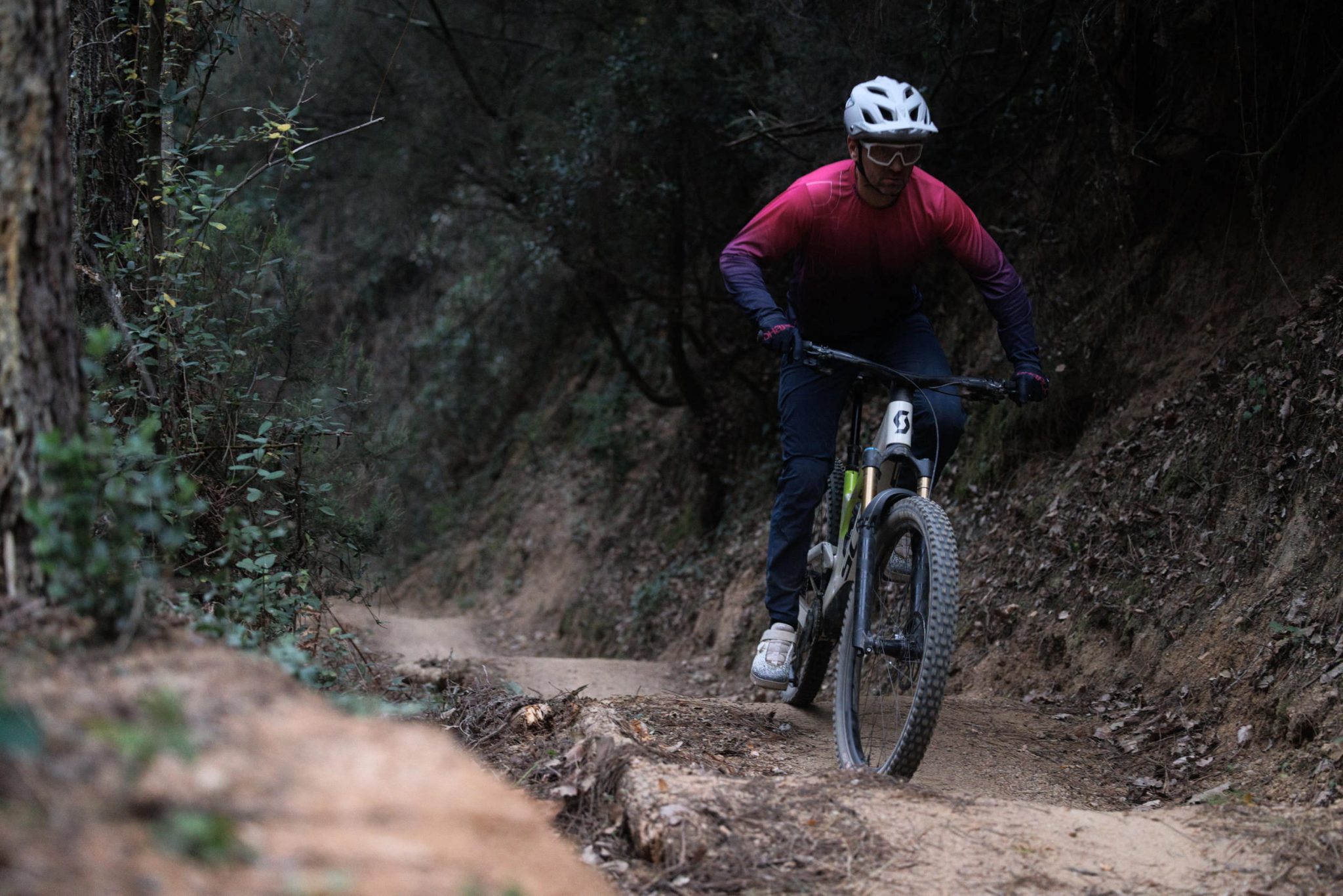 The Scott Ransom 900 RC hides its shock inside the frame, but boasts a ...