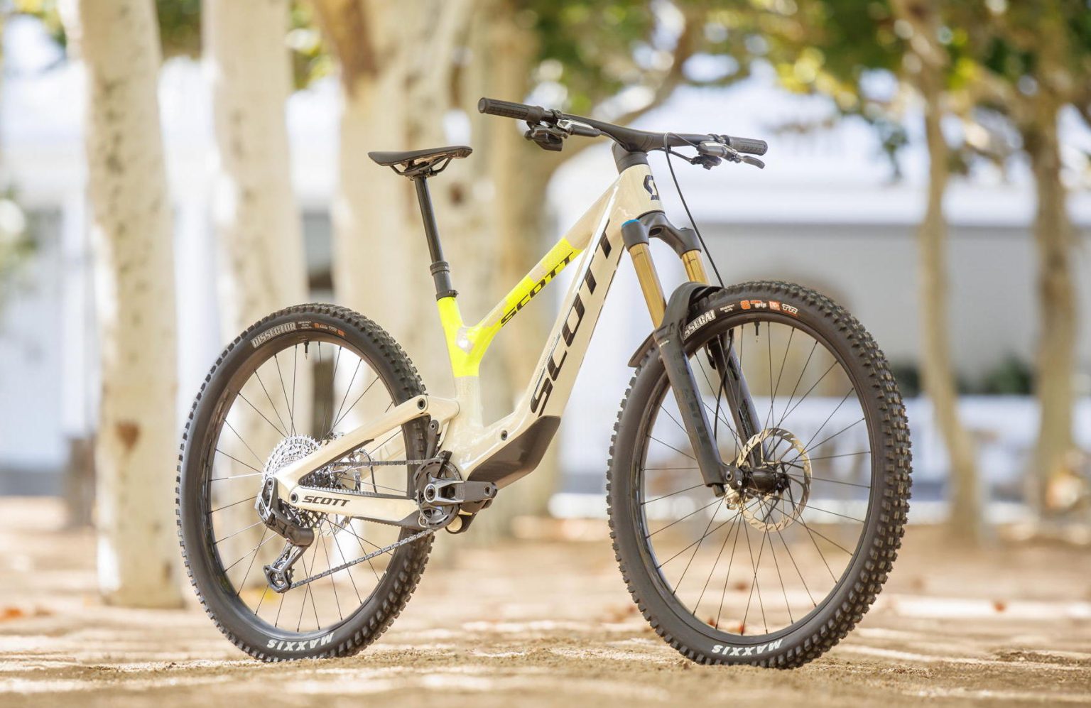 The Scott Ransom 900 RC hides its shock inside the frame, but boasts a ...