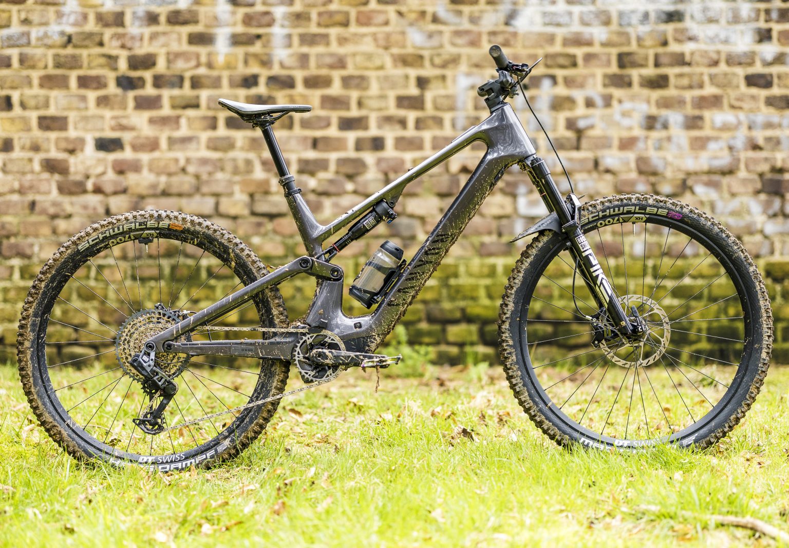 The Neuron:ON fly CF9 is Canyon's first sub-20kg e-bike, and it kills ...
