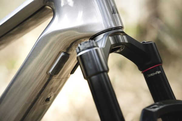 The Neuron:ON fly CF9 is Canyon's first sub-20kg e-bike, and it kills ...