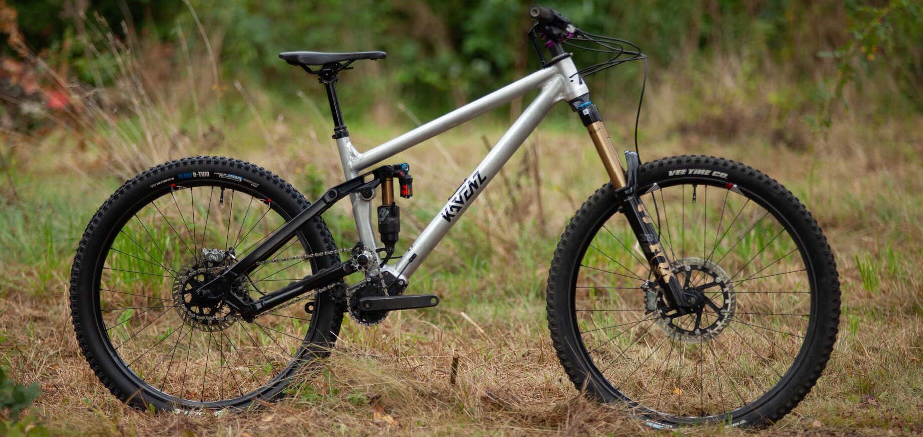 High pivot suspension, three idlers and a gearbox! Meet the new Kavenz ...