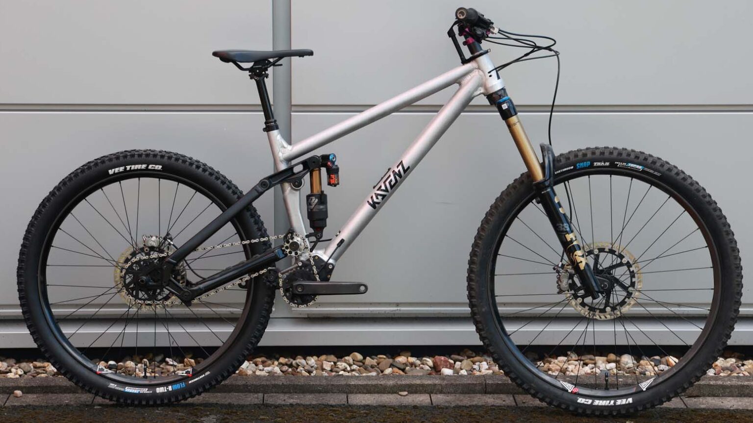 High pivot suspension, three idlers and a gearbox! Meet the new Kavenz ...