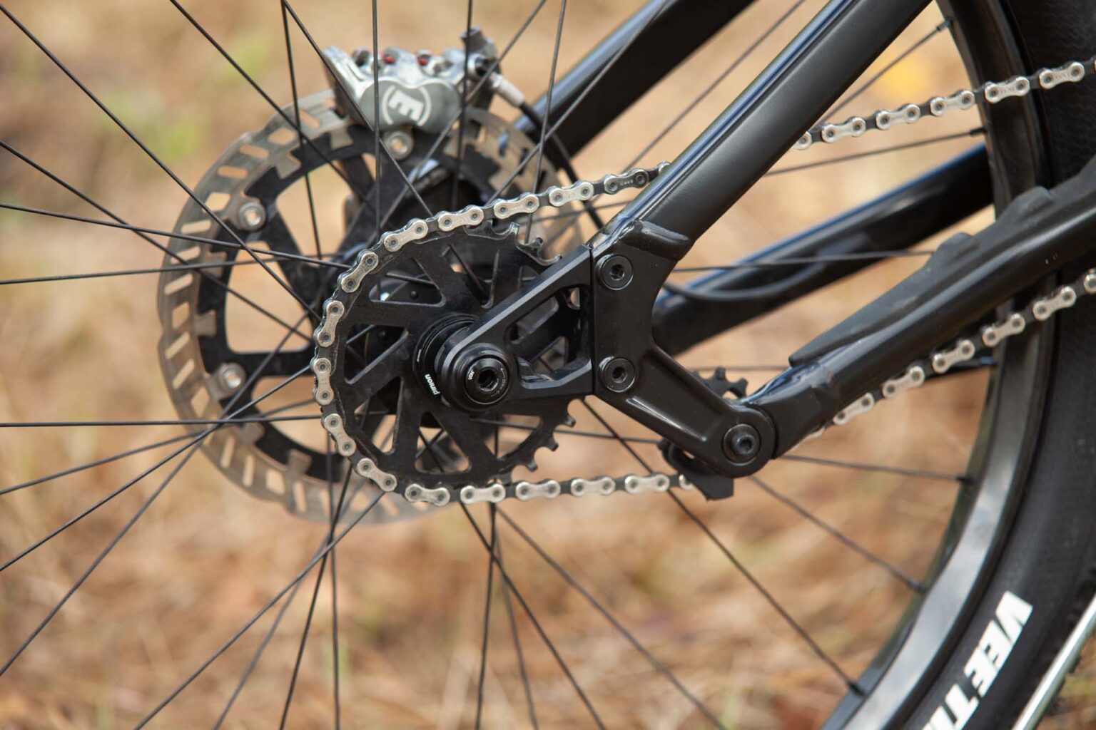 High pivot suspension, three idlers and a gearbox! Meet the new Kavenz ...