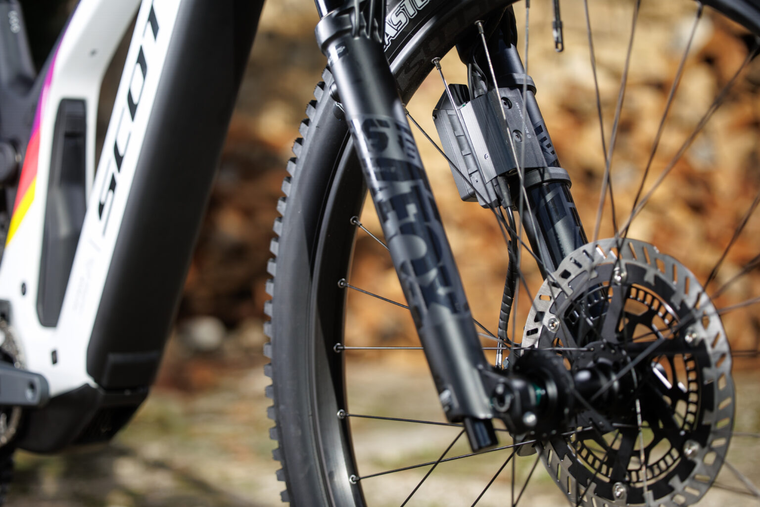 New Scott Patron e-bike uses ABS brakes, Bosch CX, an 800Wh removable ...