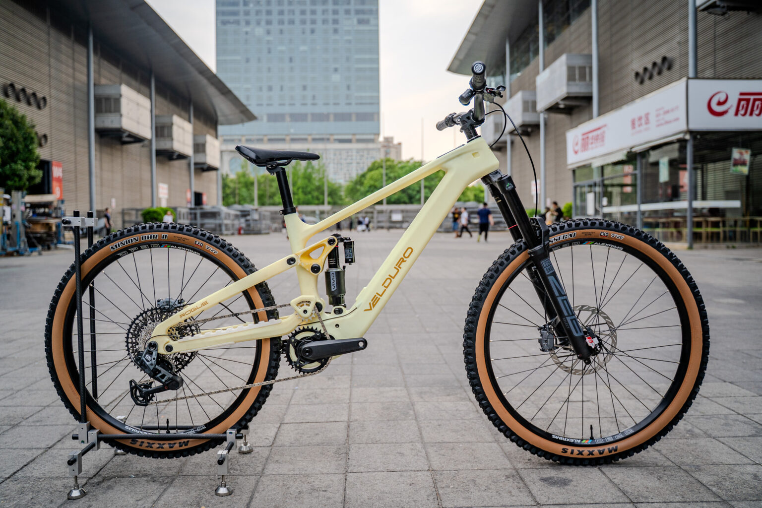 Spotted! Yet another new DJI-powered e-bike, this time with mid-pivot ...
