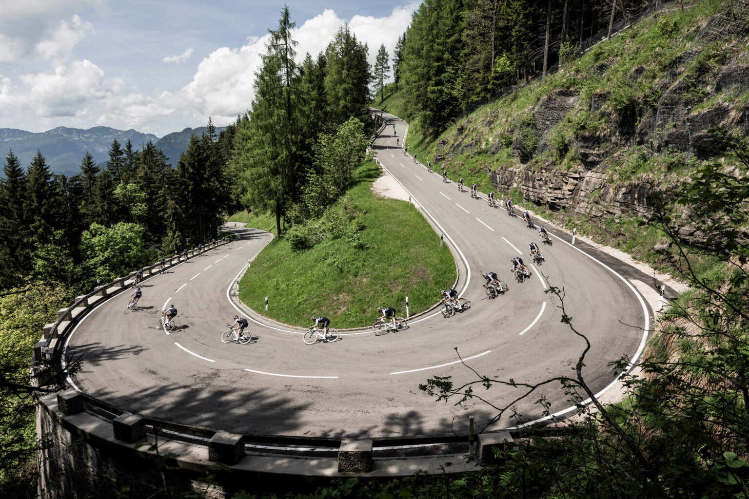 95kph?! Mountain bike Olympic champion, Tom Pidcock, rides downhill at ...