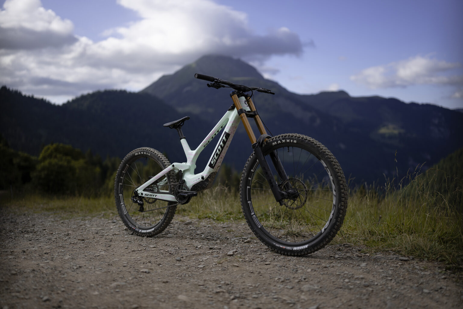 The new Scott Gambler has a 6-bar linkage, hides its shock inside the ...