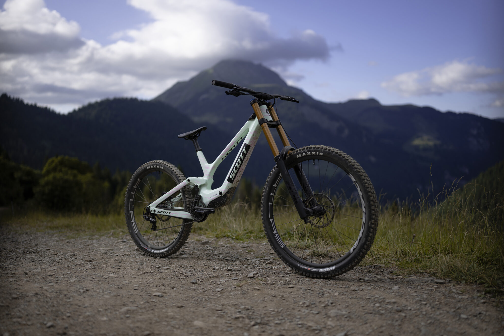 The new Scott Gambler has a 6-bar linkage, hides its shock inside the ...