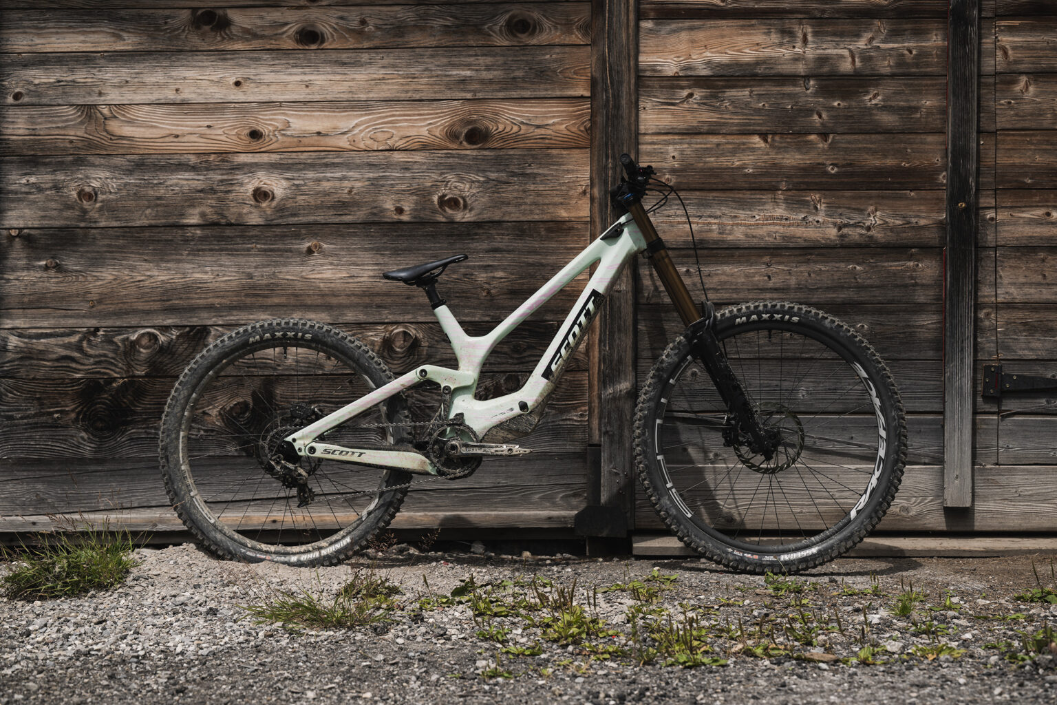 The new Scott Gambler has a 6-bar linkage, hides its shock inside the ...