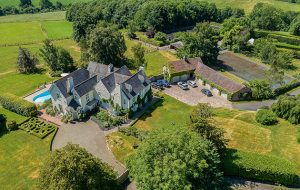 Ready for the perfect horsey village life? An idyllic country hall with ...