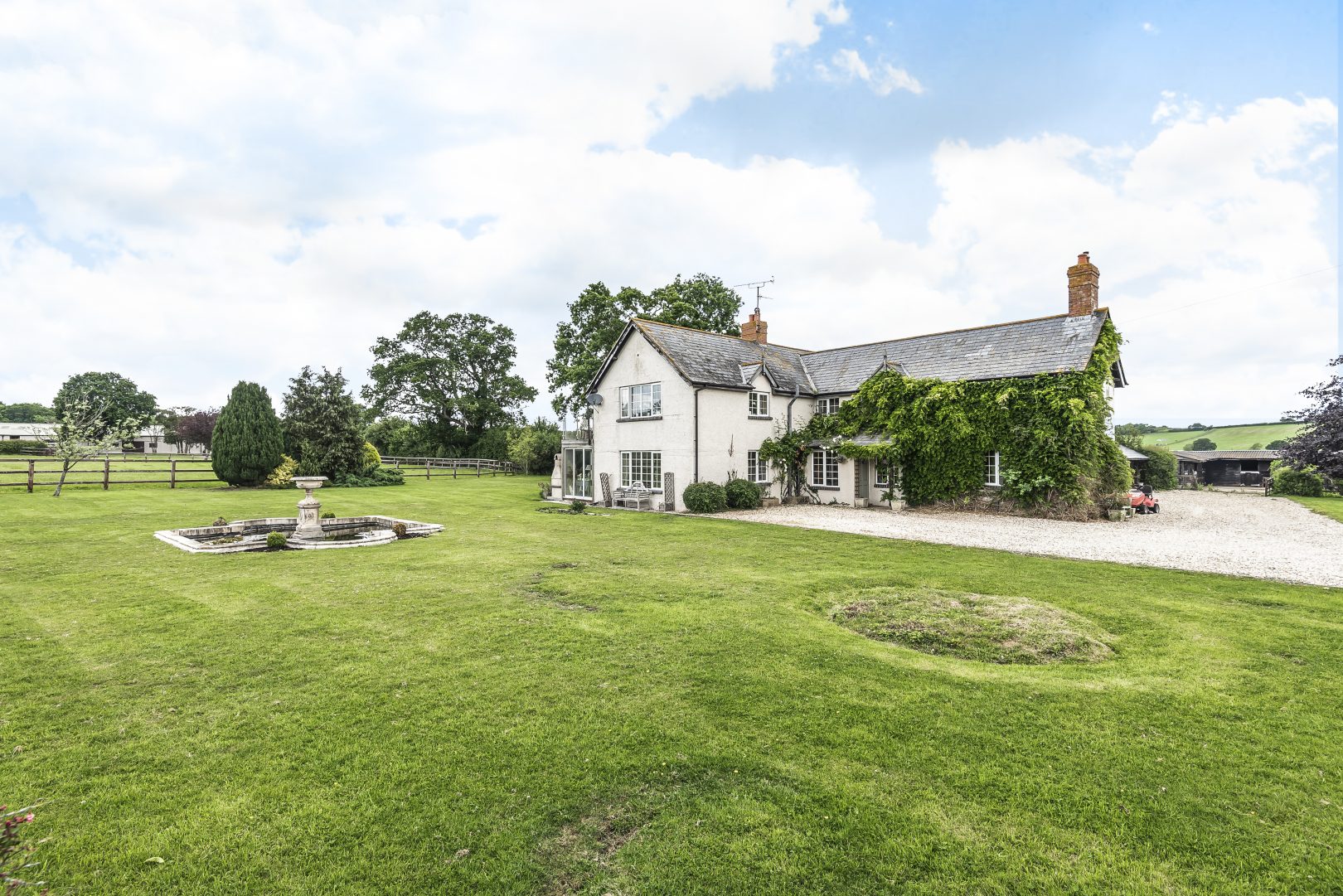 How cute is this country house complete with outdoor arena, 7 stables ...