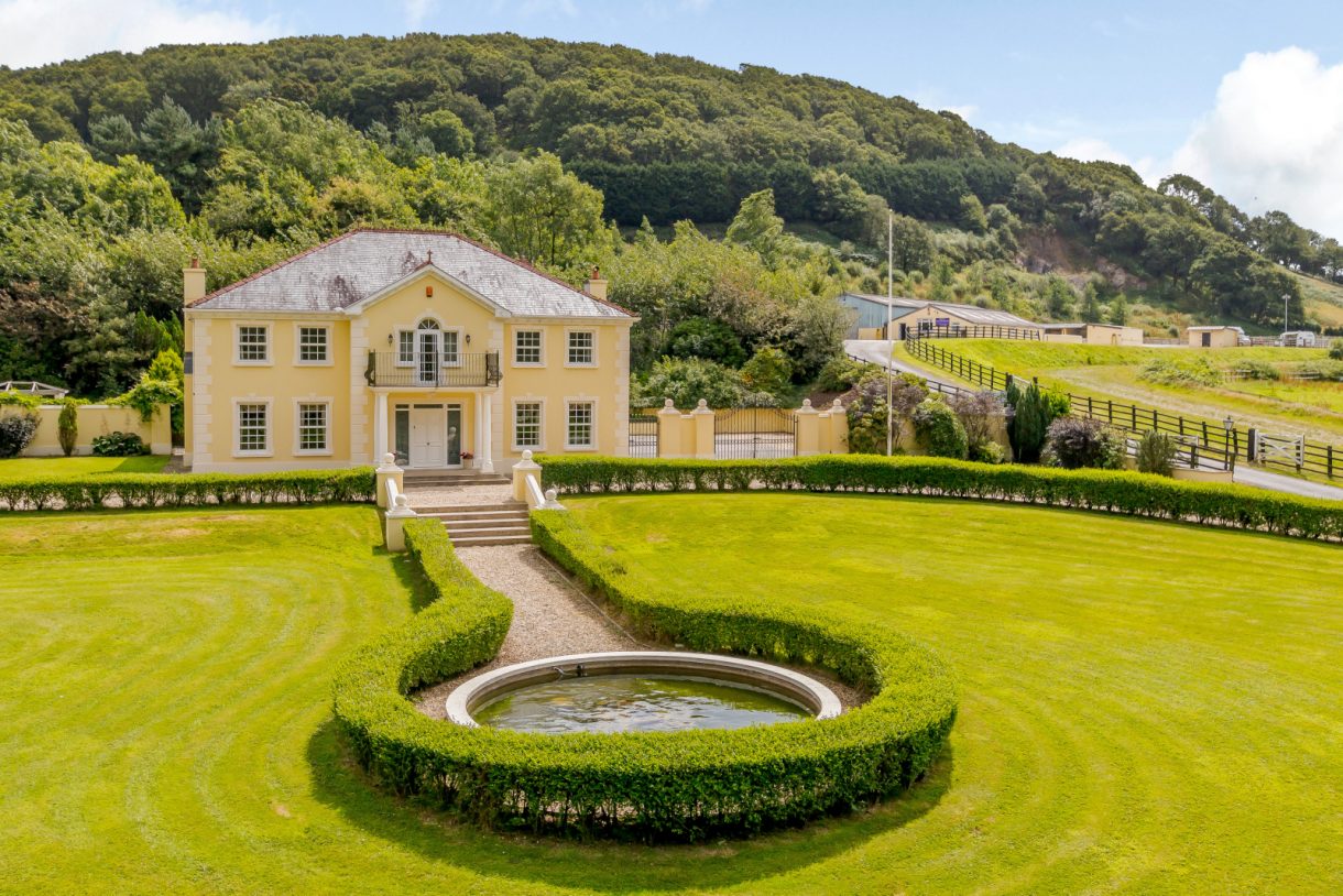 A handsome Georgian manor, 42 box stable yard, all-weather arena and ...