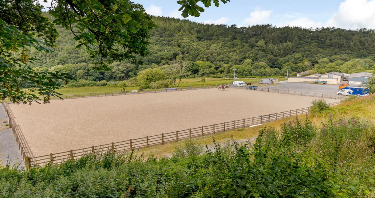 A handsome Georgian manor, 42 box stable yard, all-weather arena and ...