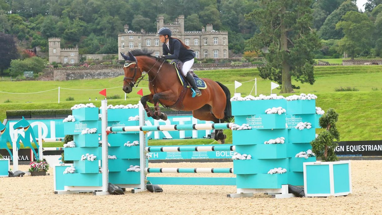 Showjumping champion presents winner’s rug to stunned 12-year-old ...