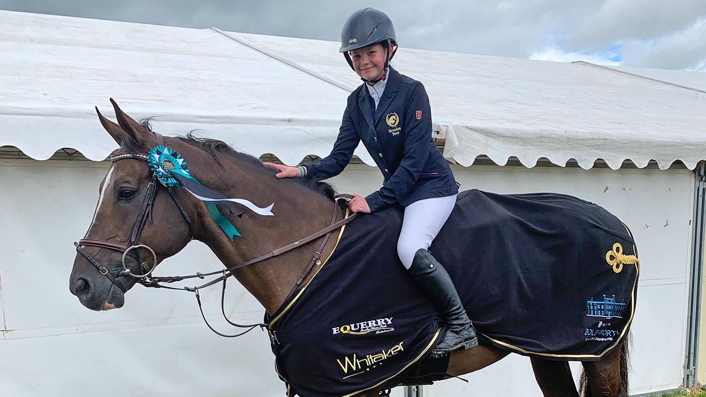 Showjumping champion presents winner’s rug to stunned 12-year-old ...