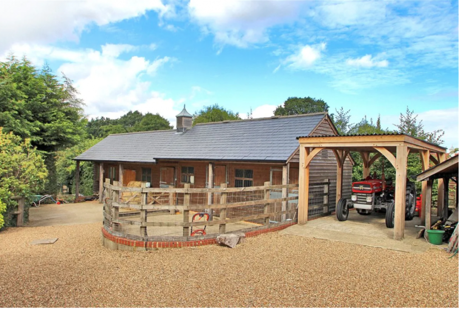 A semi-rural nest with detached country house, 3 stables, manège ...