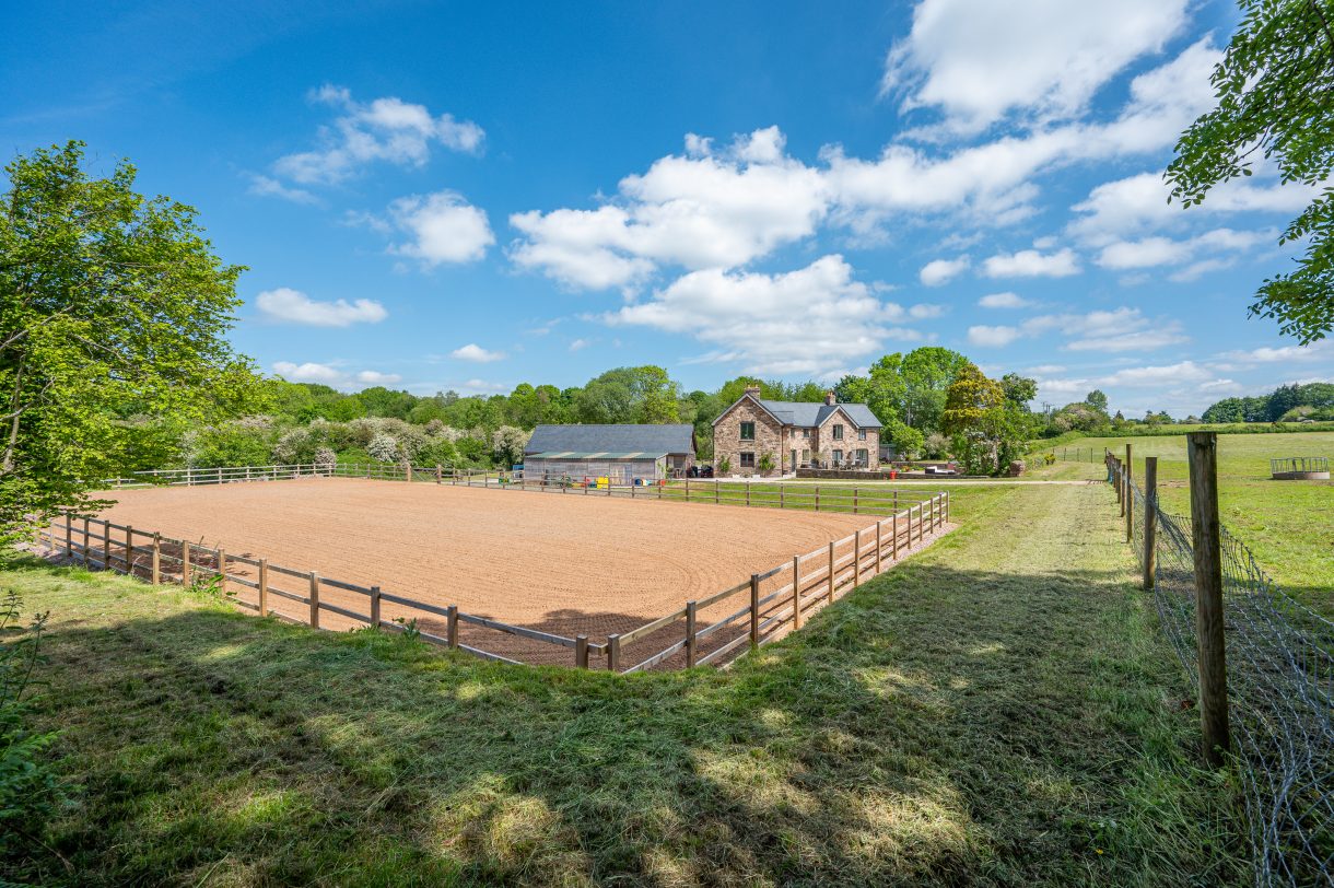 A newly built country house complete with six-box yard, outdoor arena ...