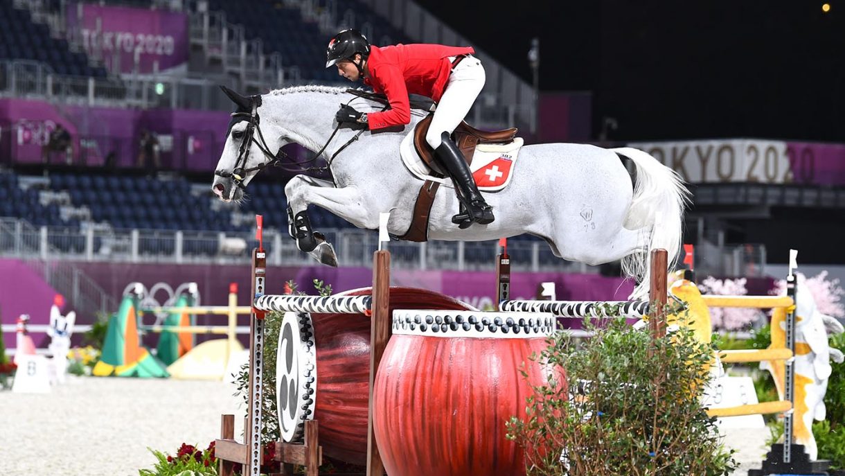 Clooney 51: Martin Fuch's showjumper walking out after breaking shoulder