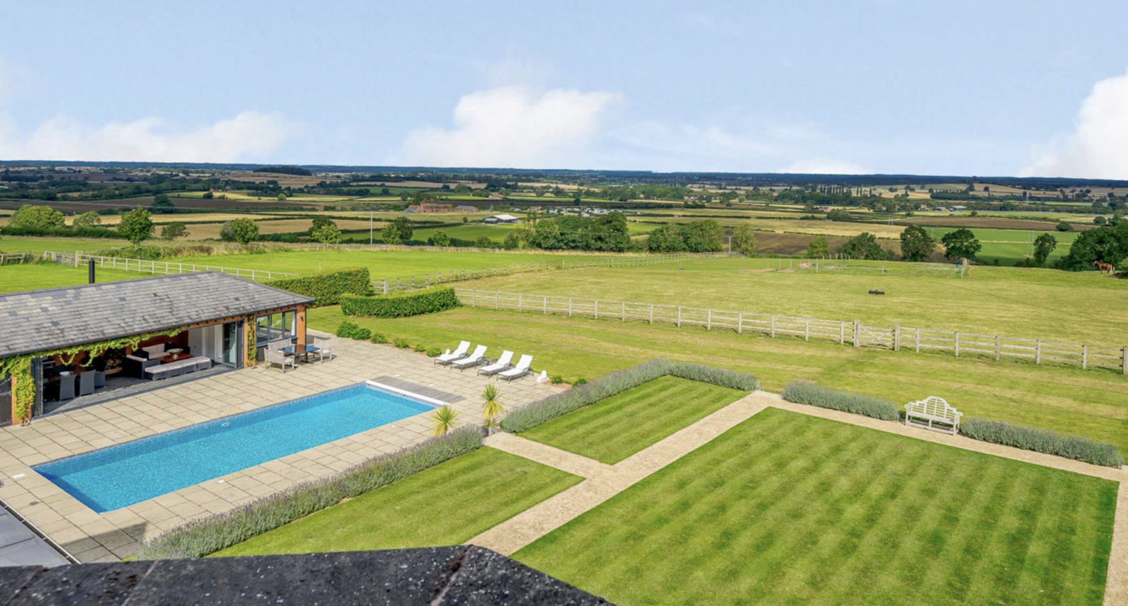 A house that is ‘great for parties’, plus 9 stables, swimming pool and ...