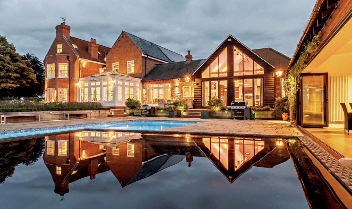 A house that is ‘great for parties’, plus 9 stables, swimming pool and ...