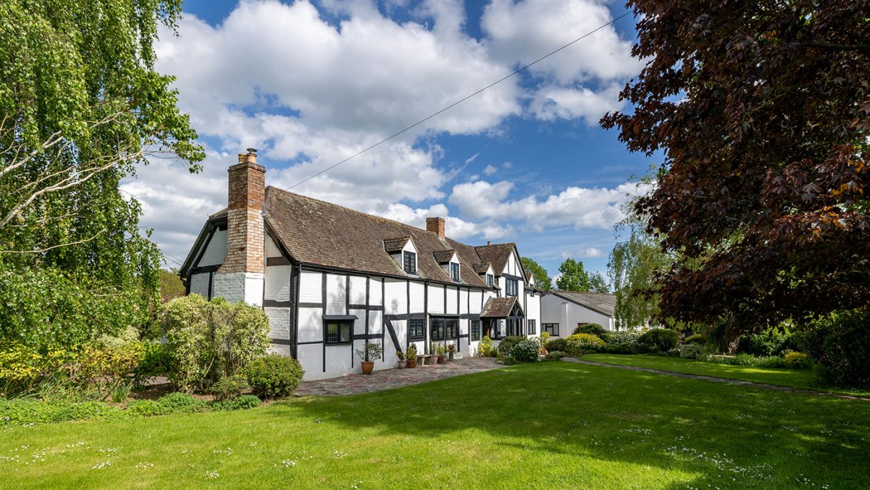 A cosy period home with 8 stables, paddocks and home office, set in a ...