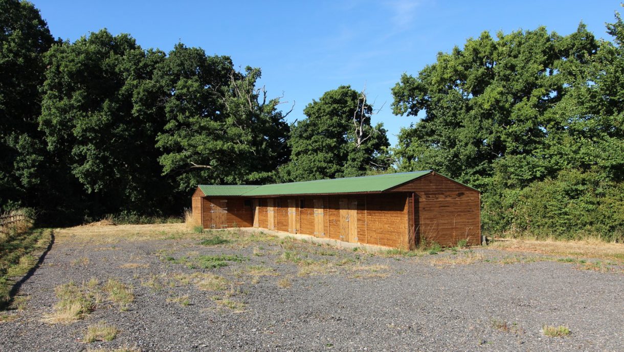 £300,000 for your own yard with 5 stables, over 6 acres, storage and ...