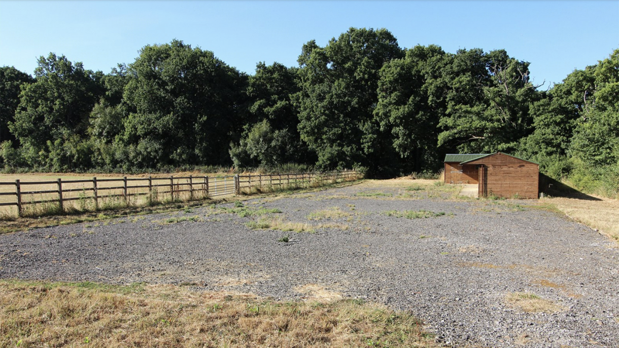 £300,000 for your own yard with 5 stables, over 6 acres, storage and ...