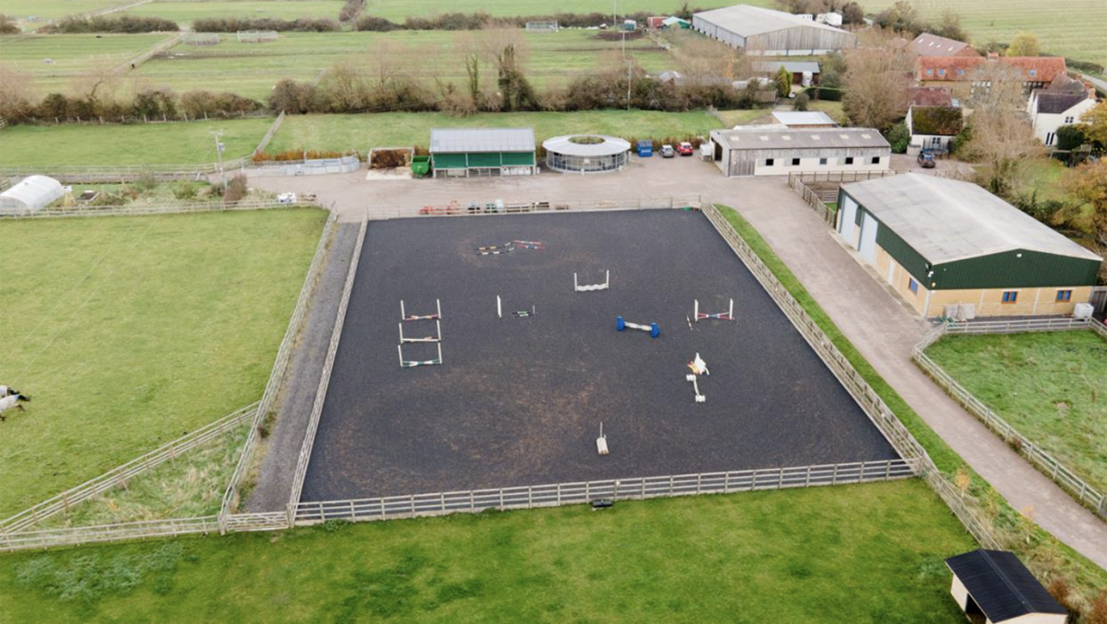 18 acres, an outdoor arena, 7 indoor stables, solarium and 4-bed house ...