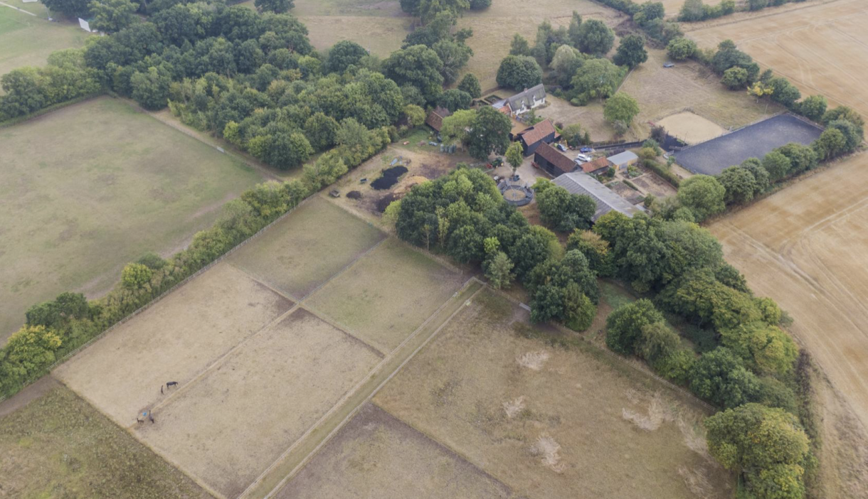 A 7-bedroom house with 15 stables, 35 acres, 2 arenas and a swimming ...