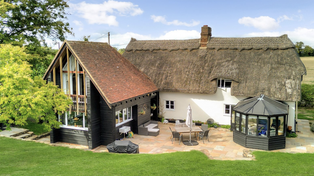 A super-cosy thatched cottage with 3 stables and paddocks situated in ...