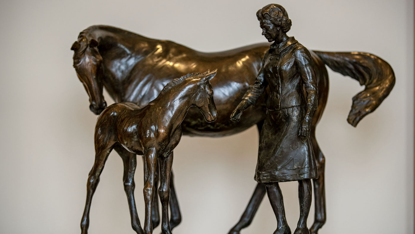 Miniature iconic statue of The late Queen with mare and foal sells for ...