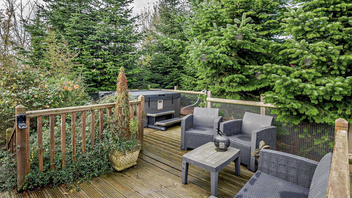 Pay £600,000 for this set-up boasting 3 holiday chalets, 10 stables and ...