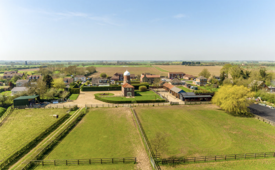 Rhoades Mill Sibsey Lincs: a striking equestrian home on the market