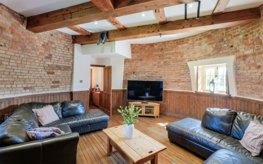 Rhoades Mill Sibsey Lincs: a striking equestrian home on the market