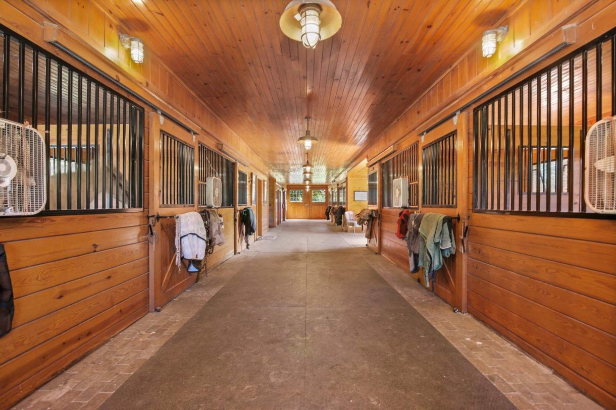 A 23-acre estate with 9 stables, tennis court, swimming pool, 5-bed ...
