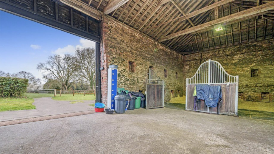 A magnificent Elizabethan farmhouse with cottage, 10 stables, arena and ...