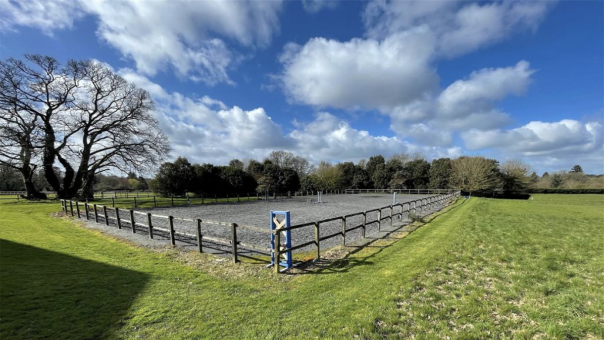 A magnificent Elizabethan farmhouse with cottage, 10 stables, arena and ...