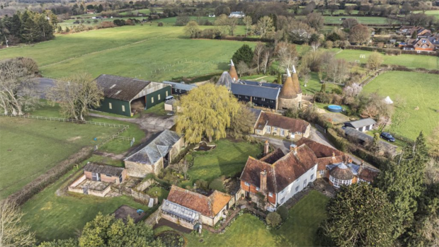 A magnificent Elizabethan farmhouse with cottage, 10 stables, arena and ...