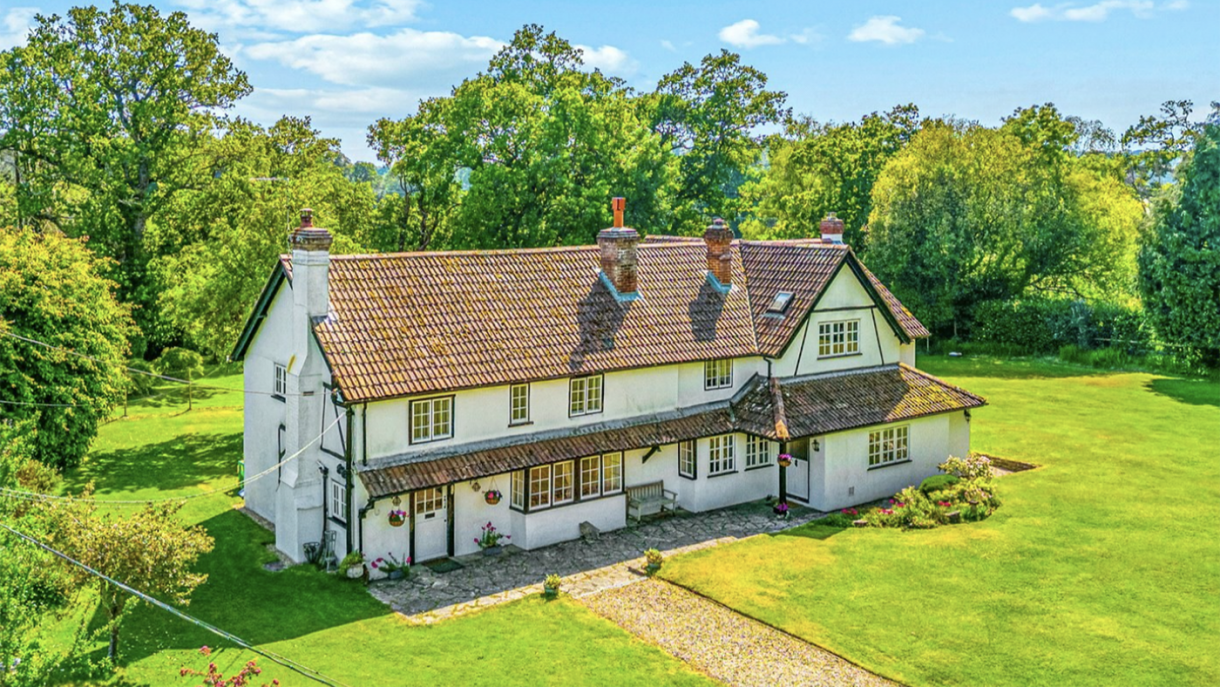 A dreamy farmhouse with six stables, pretty gardens and direct access ...