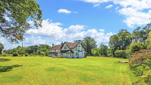 A dreamy farmhouse with six stables, pretty gardens and direct access ...